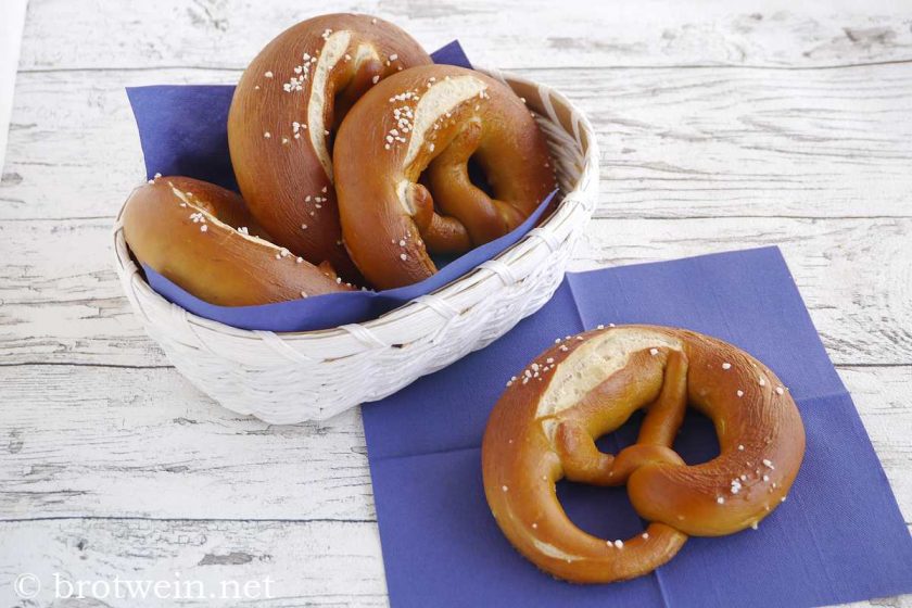 Laugenbrezeln - bayerische Brezen zum Oktoberfest - Brotwein
