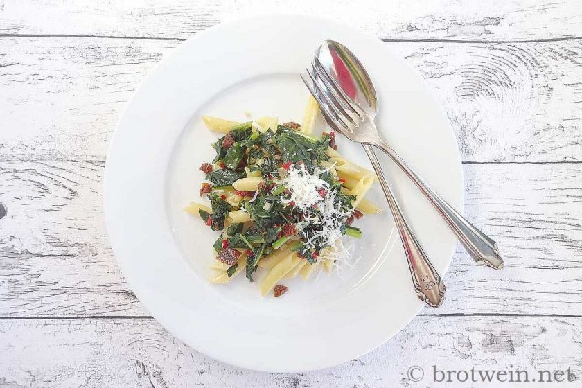 Pasta mit Puntarelle, getrocknete Tomaten, Sardellen, Knoblauch & Chili ...