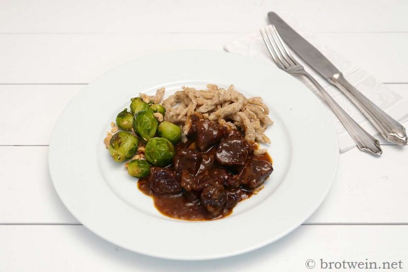 Zartes Rehgulasch nach Omas Art mit Rotwein-Sauce - Brotwein