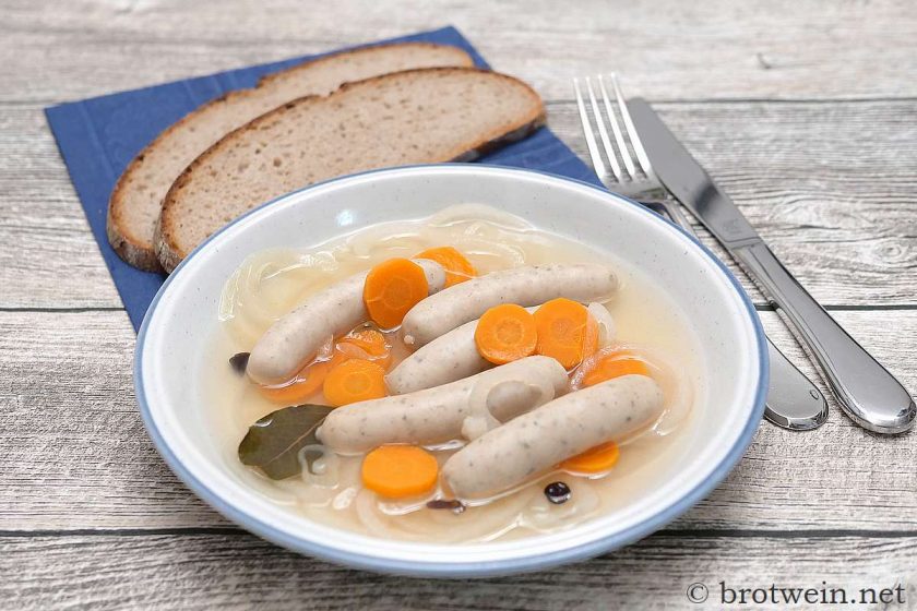 Saure Zipfel - fränkische Bratwürstchen in Essigsud (blaue Zipfel ...